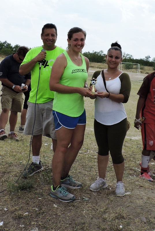 111 Sandra De Nuñez entrega trofeo a una de las jugadoras de Real ...