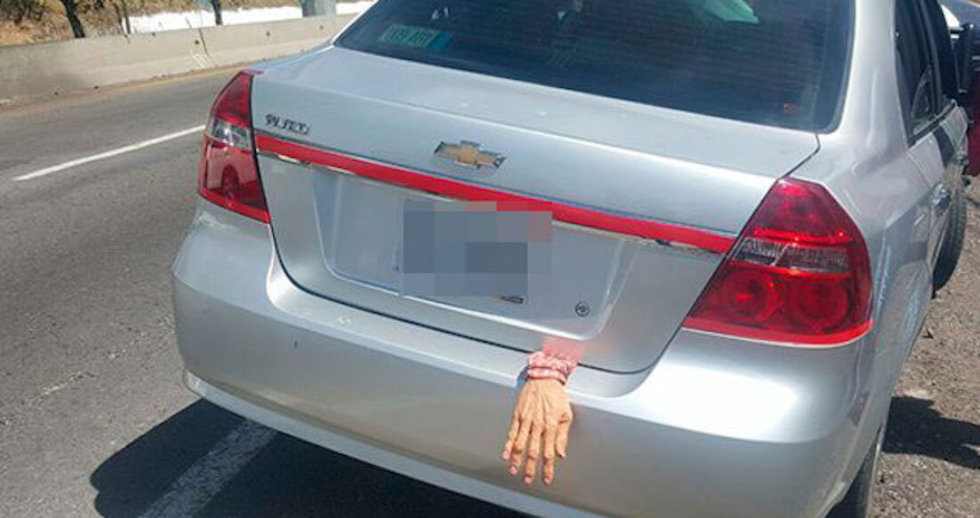 Alarma ‘mano’ colgando de cajuela