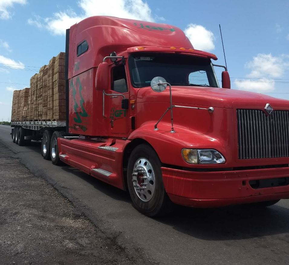Aseguran trailer con madera de pino