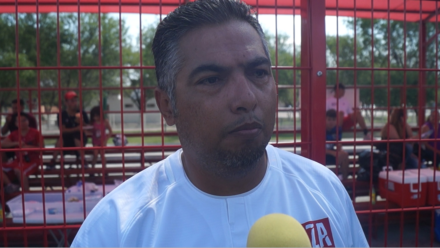 Javier Reza Zamora regala uniforme al equipo Alijadores