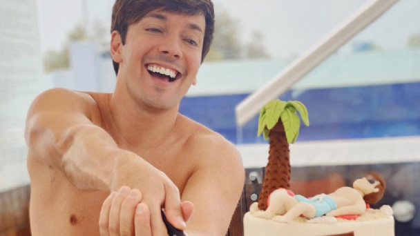 Roger González se vuelve tendencia en redes sociales al cumplir 40 años