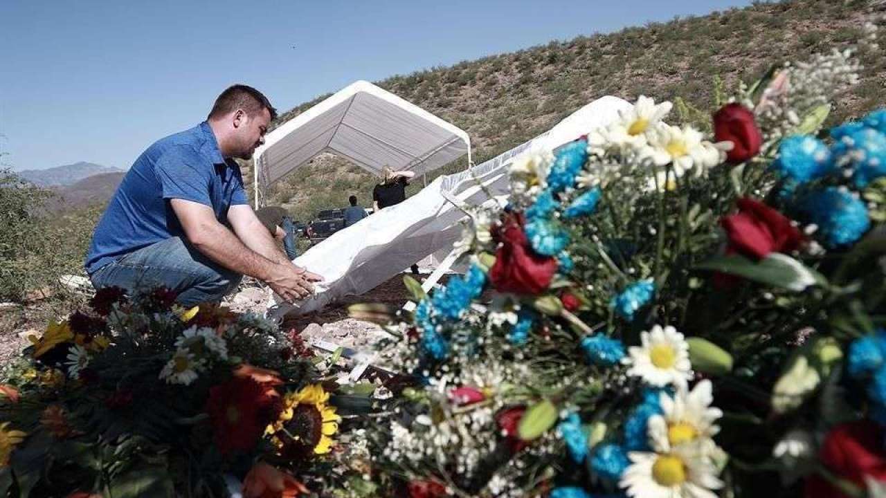 Familia LeBarón recorren el camino donde ocurrió la masacre