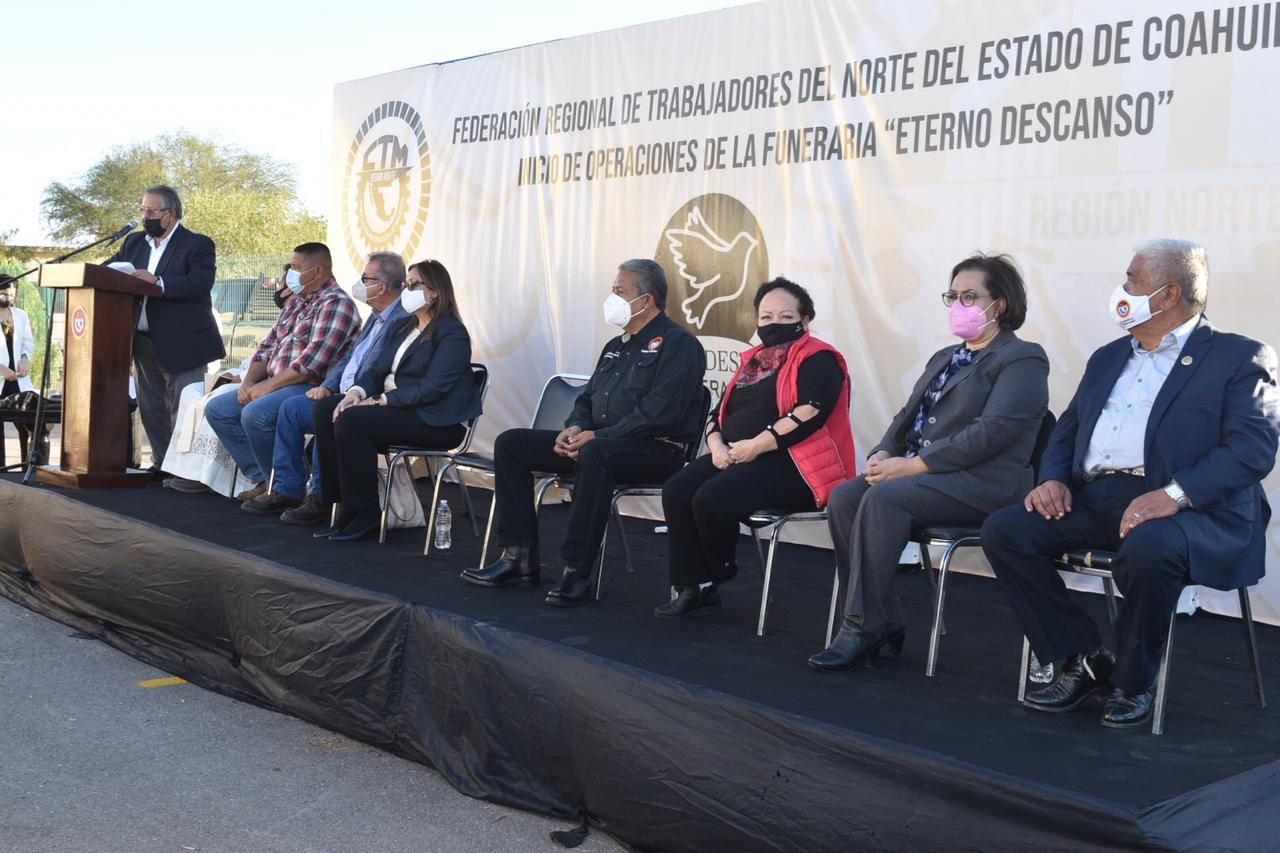 Entregan reconocimiento por 45 años de trayectoria a líder regional de ...
