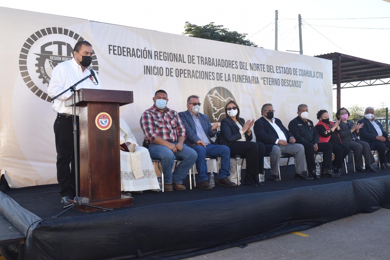 Entregan reconocimiento por 45 años de trayectoria a líder regional de ...