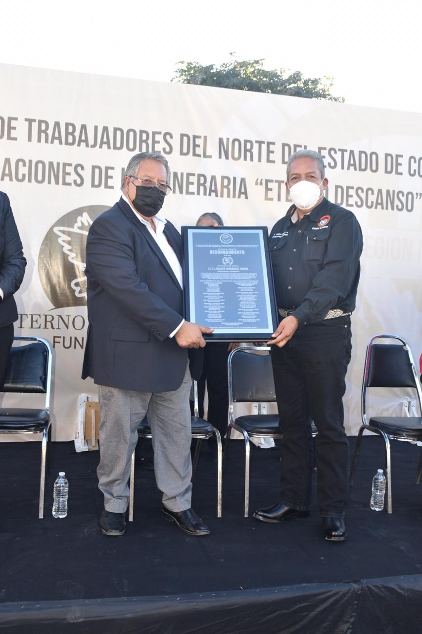 Entregan reconocimiento por 45 años de trayectoria a líder regional de ...