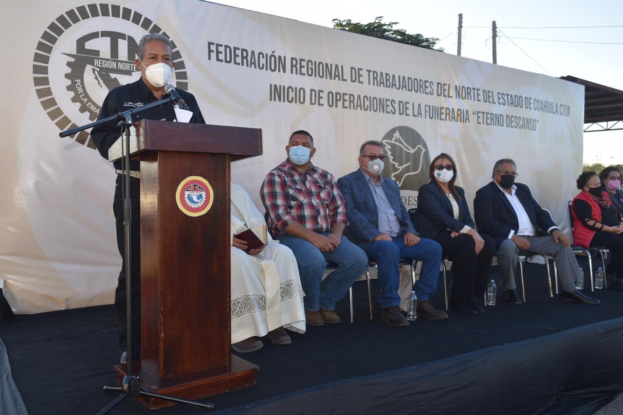 Entregan reconocimiento por 45 años de trayectoria a líder regional de ...