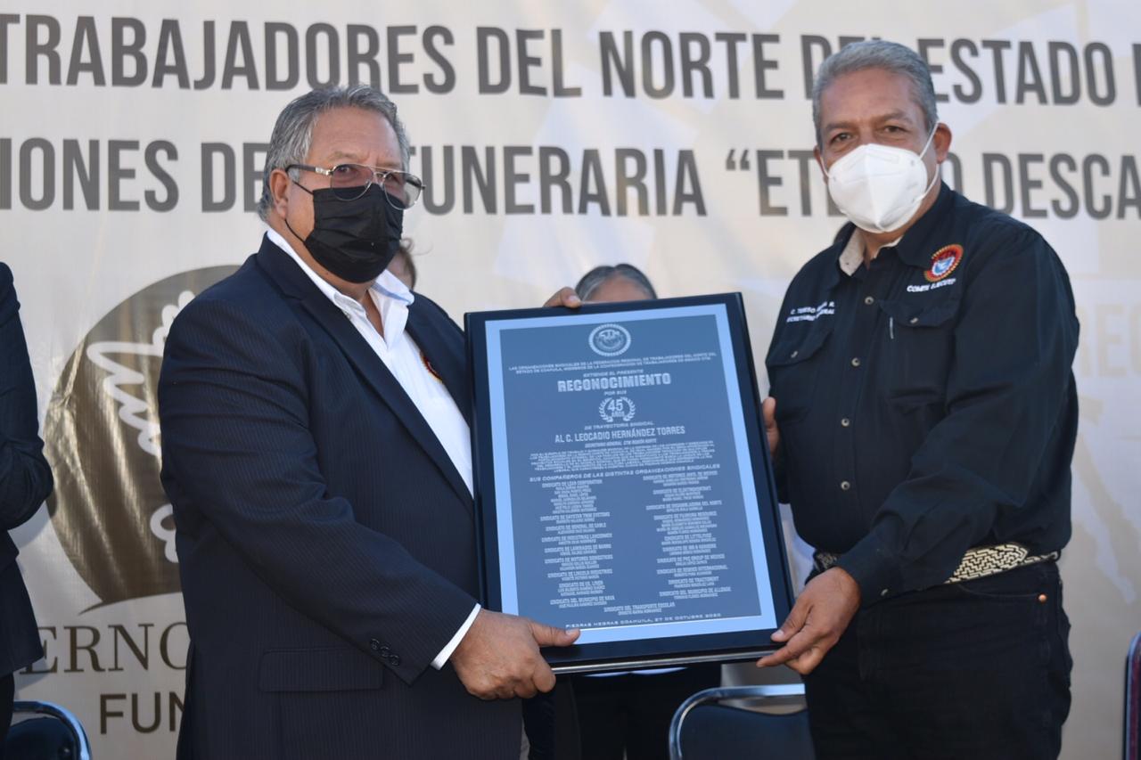 Entregan reconocimiento por 45 años de trayectoria a líder regional de ...