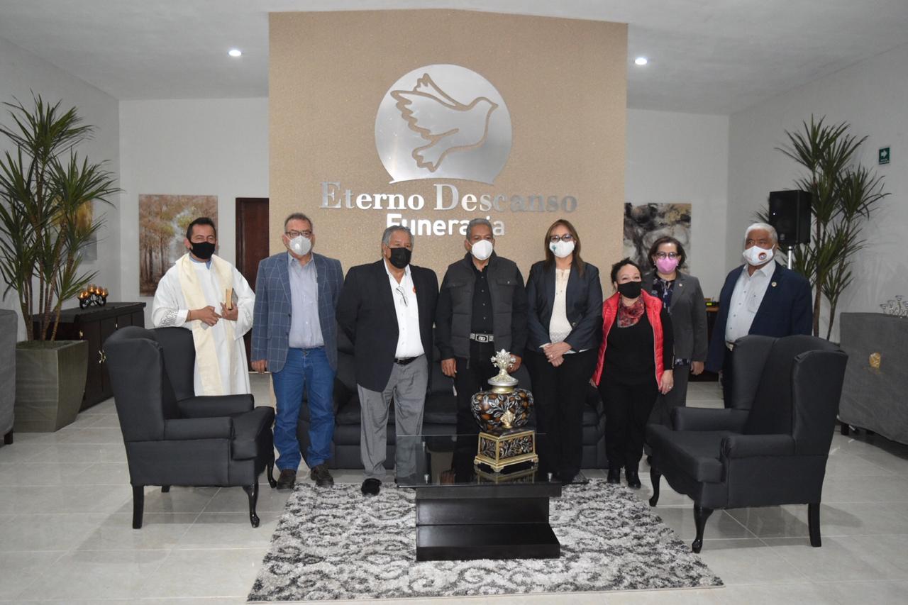 Entregan reconocimiento por 45 años de trayectoria a líder regional de ...