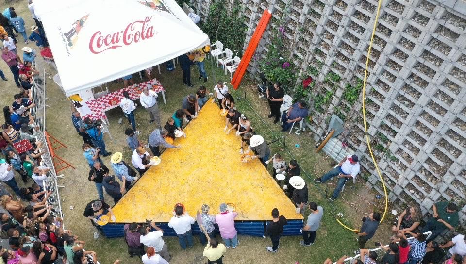 Cierran el festival con el nacho más grande del mundo